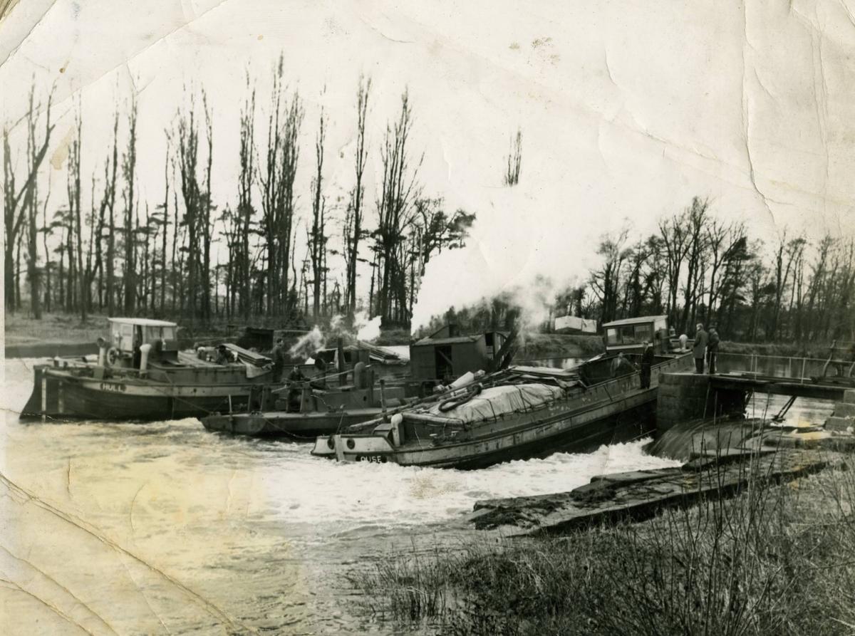 Any ideas on this old work boat? - History & Heritage - Canal World