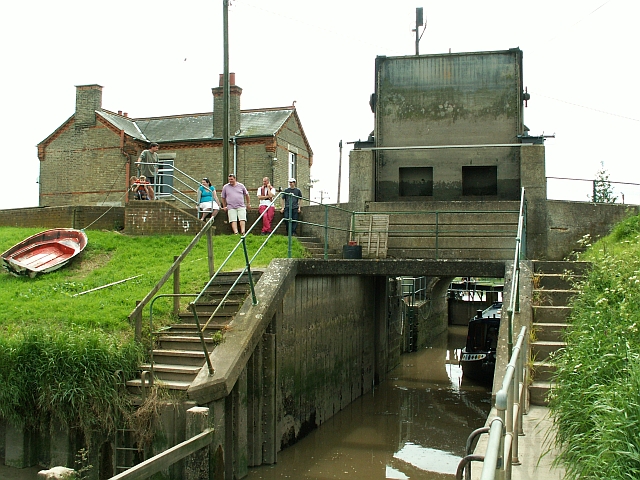 Guillotine Lock Gate Location - History & Heritage - Canal World