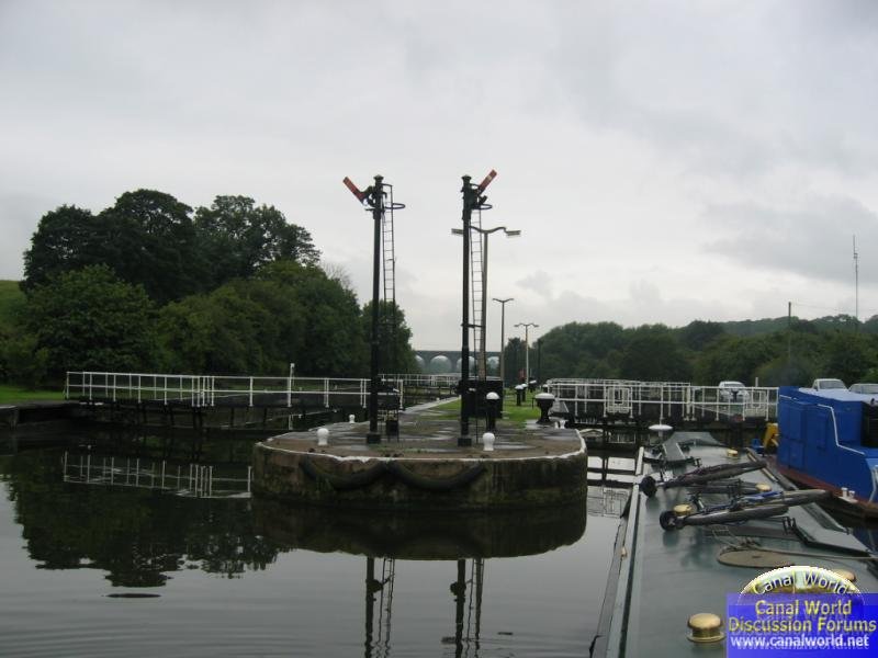 The next train at Dutton Lock...... - Misc - Canal World