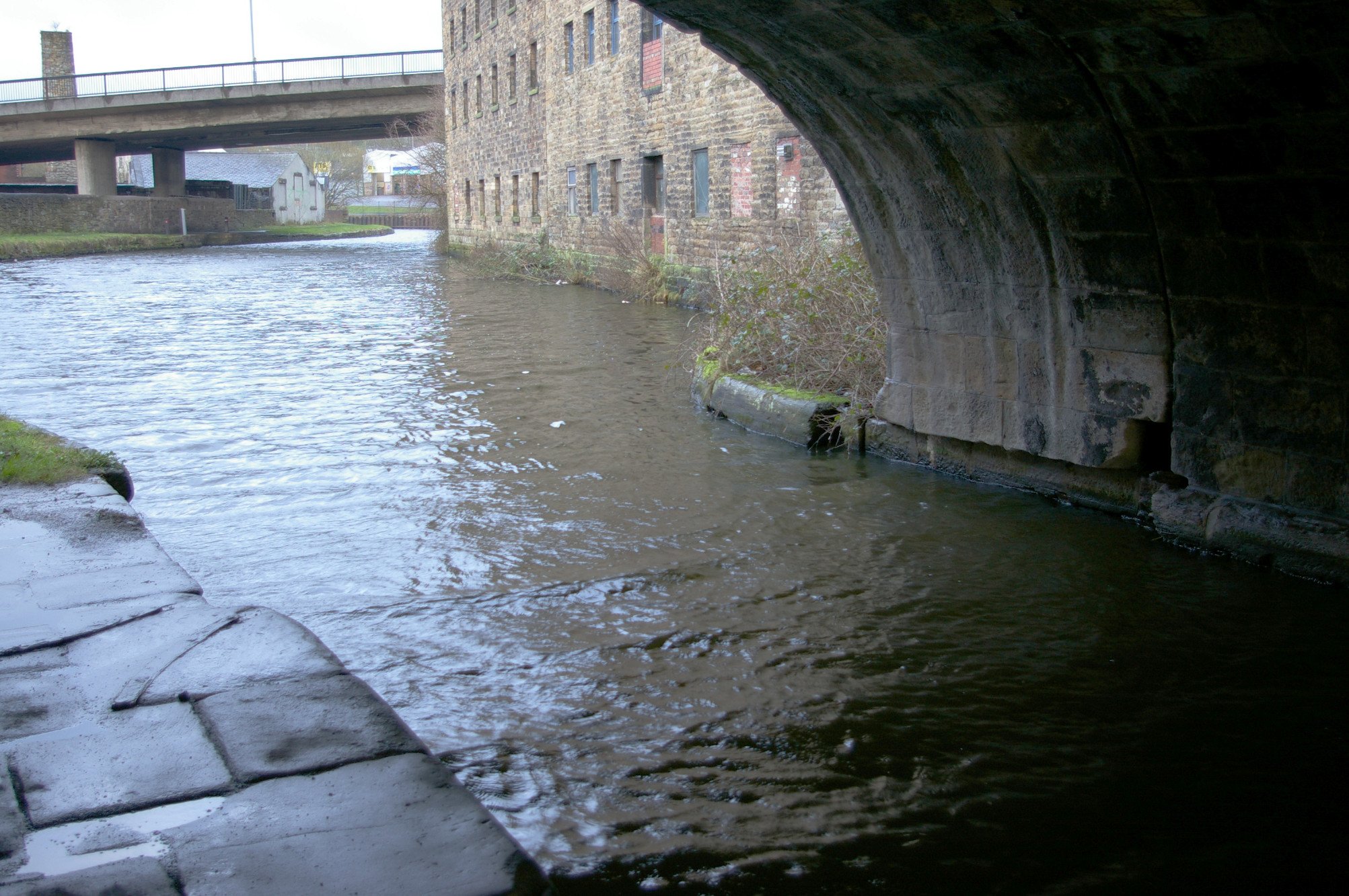 What is the purpose of these gates? - History & Heritage - Canal World