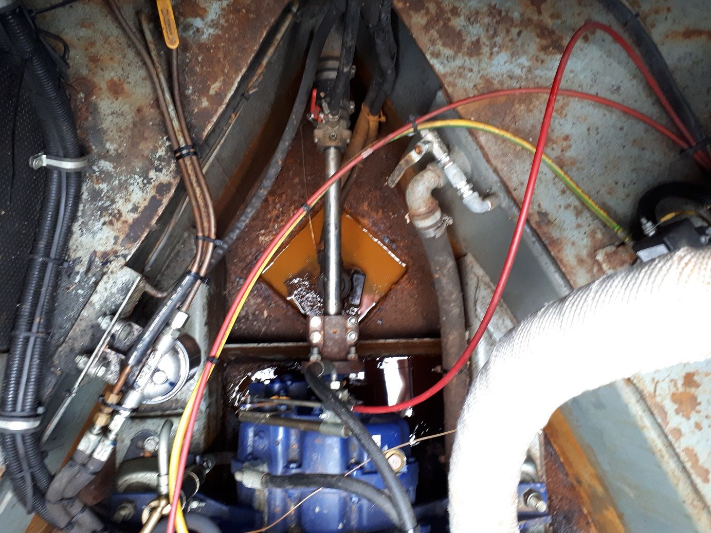 Engine Bay - Boat Building & Maintenance - Canal World