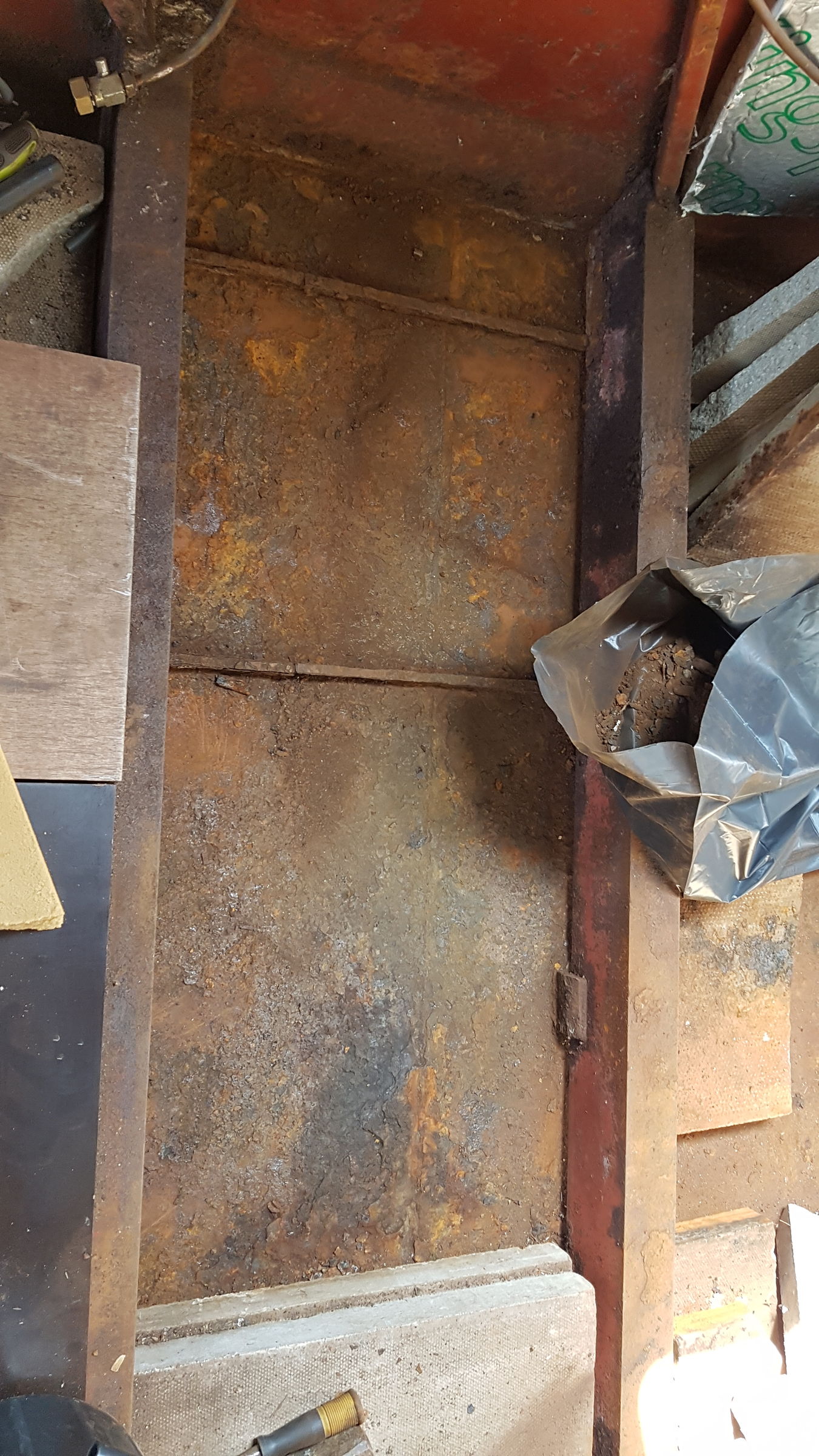 Base Plate Rust Treatment - Boat Building & Maintenance - Canal World