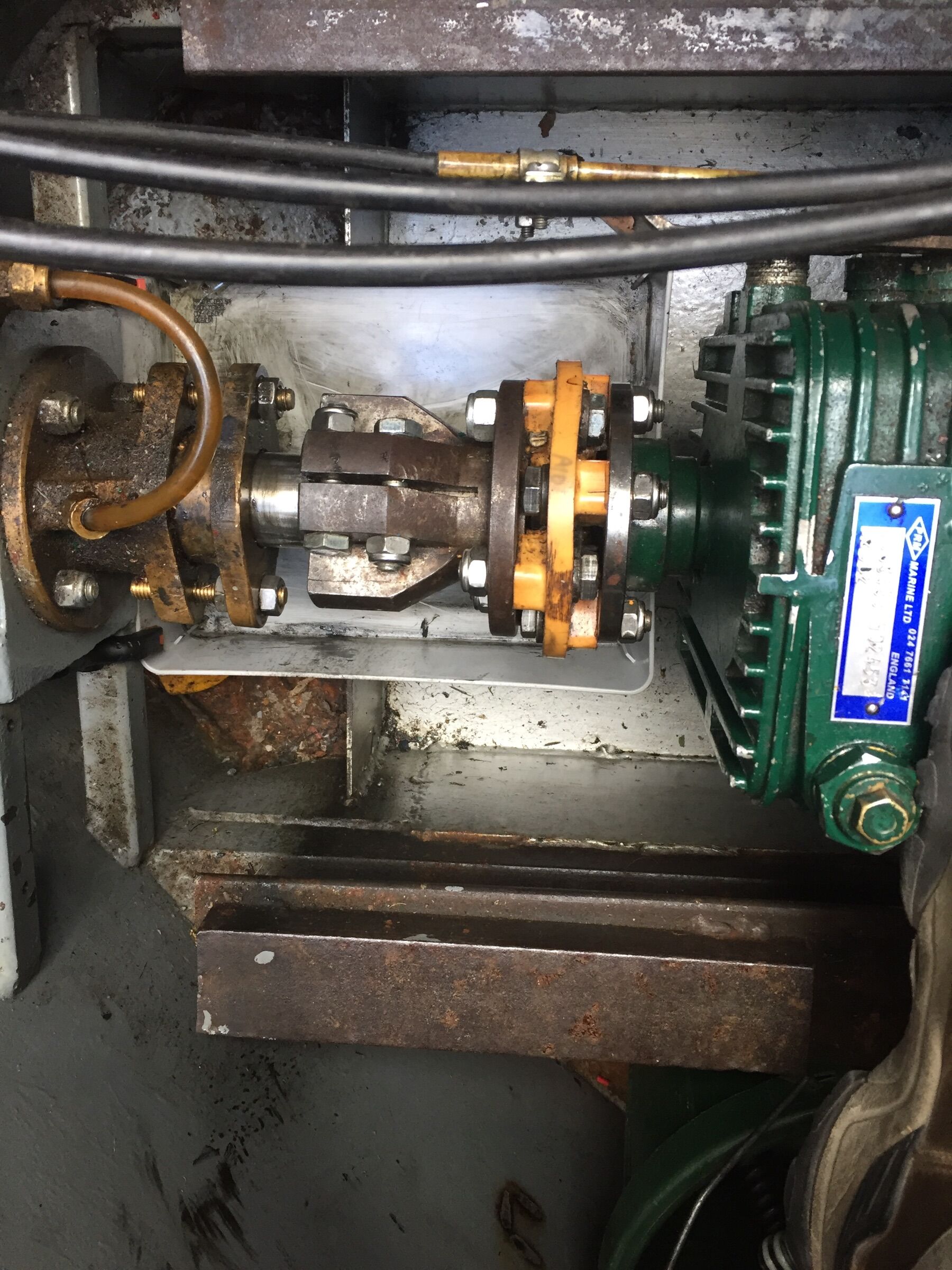 Repacking stern gland in water - Boat Building & Maintenance - Canal World