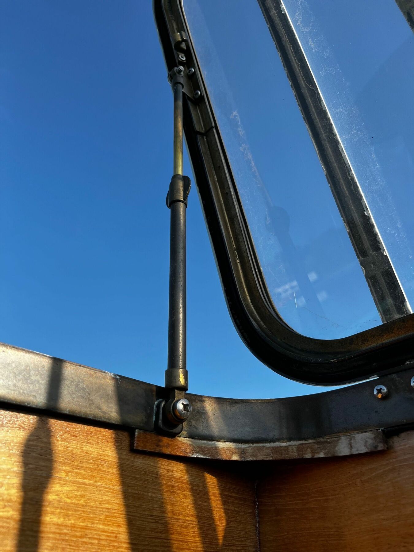 Houdini Hatch stays not staying open - Boat Building & Maintenance ...