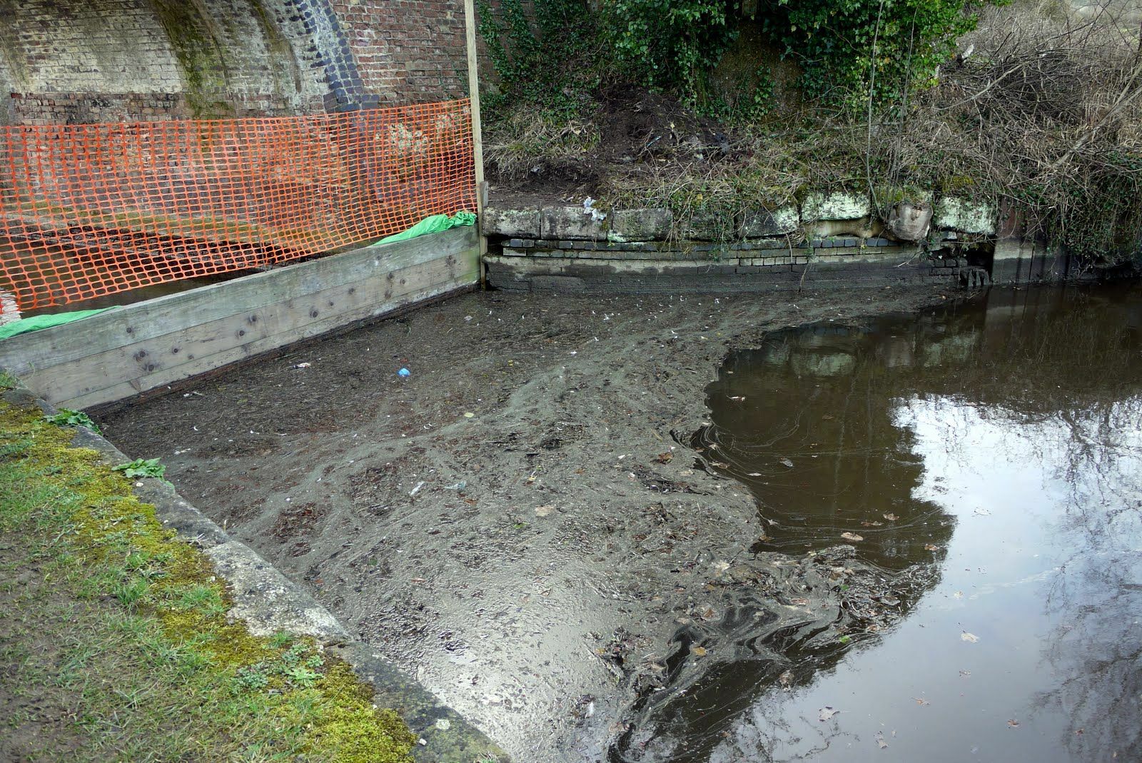 Stop planks at marinas and boatyards - General Boating - Canal World