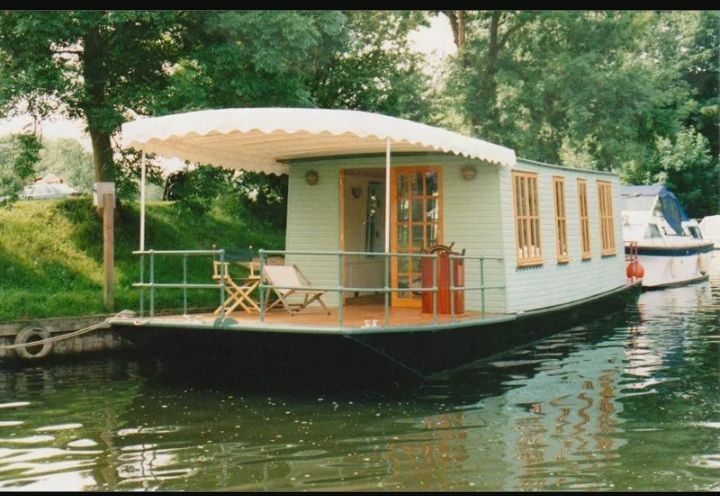 1895 Thames Houseboat - History & Heritage - Canal World