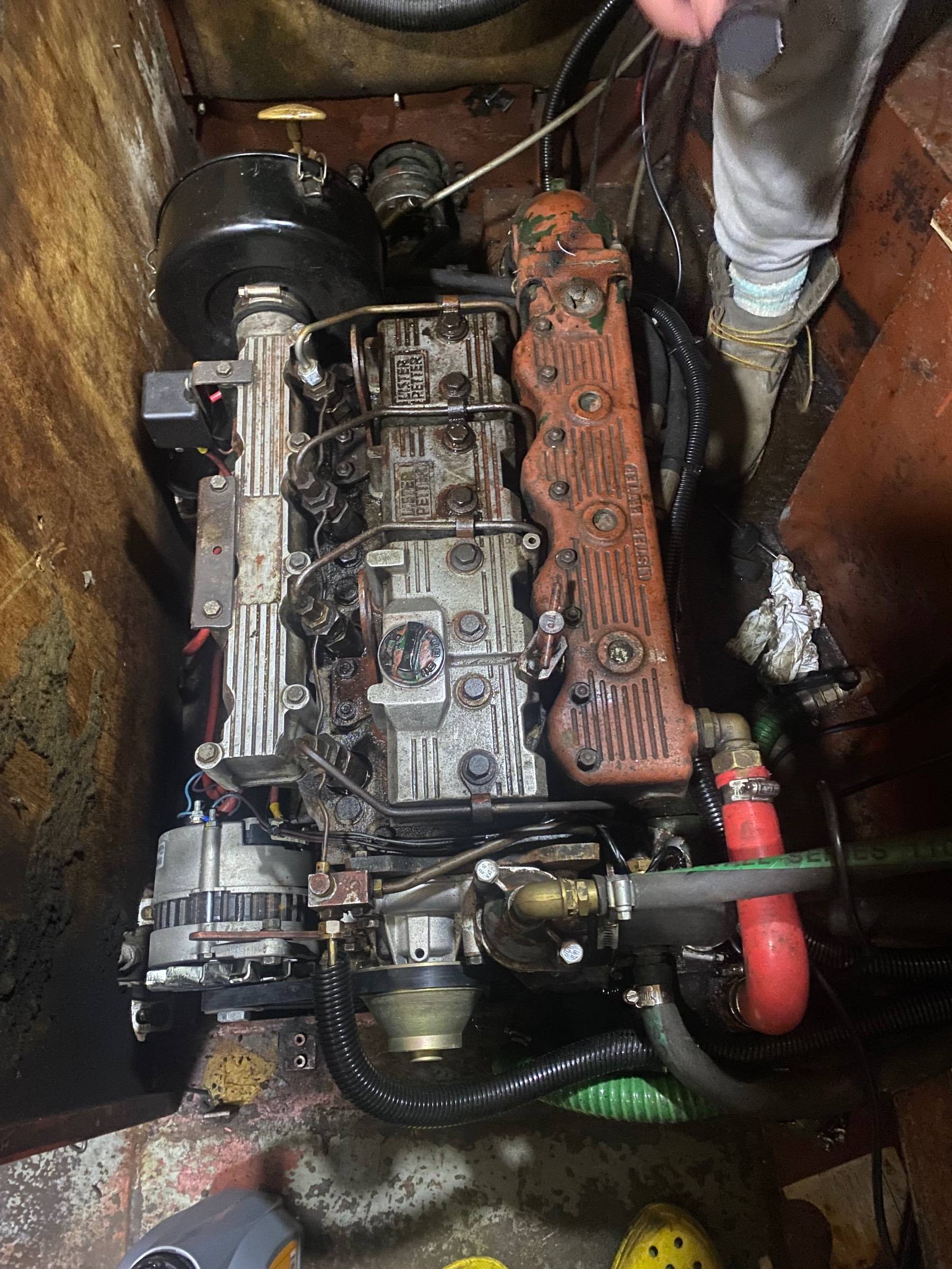 Lister LPW4 oil leak - through right side plate - Boat Building ...