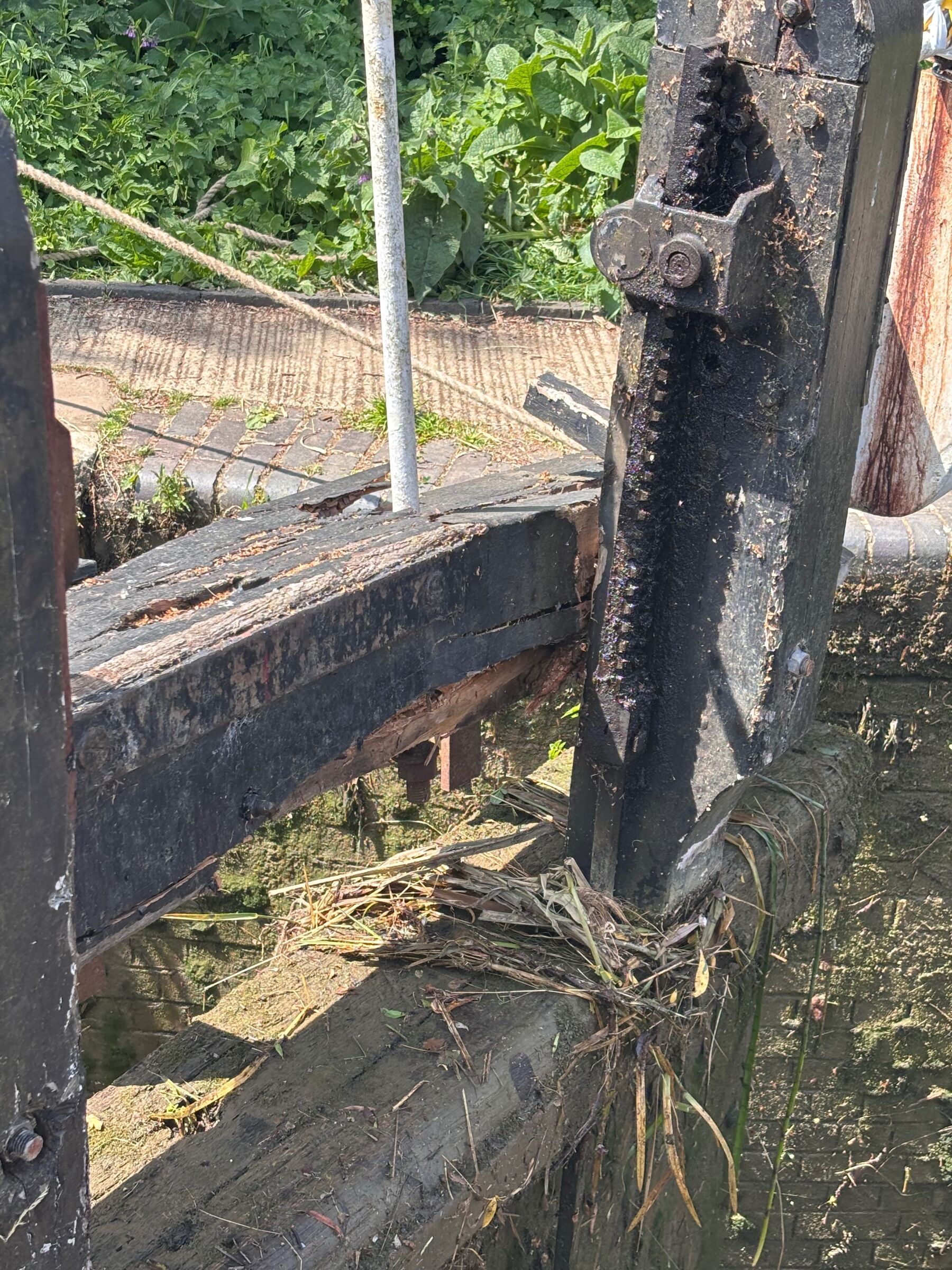 Grants lock Oxford canal broken and closed - Stoppages - Canal World