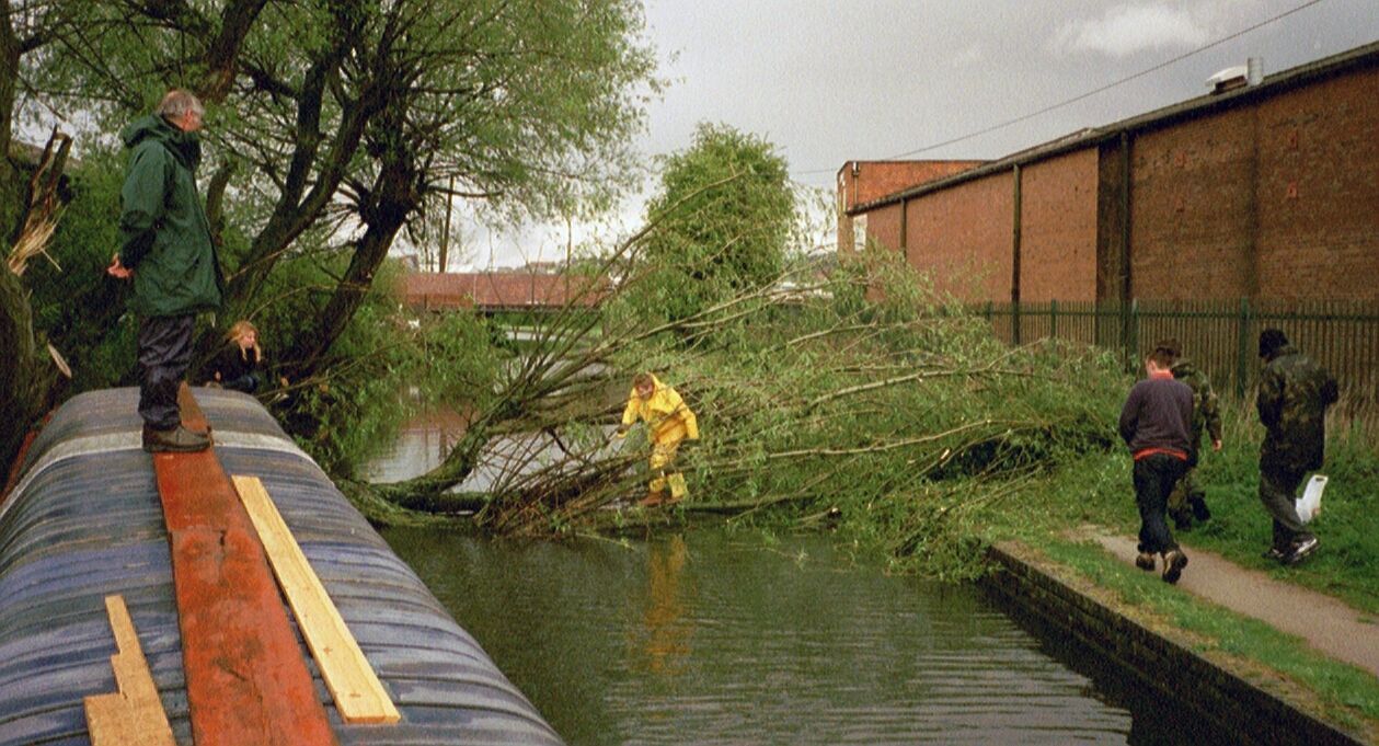 Pipe bridge next to peartree lane bridge closure. - Stoppages - Canal World